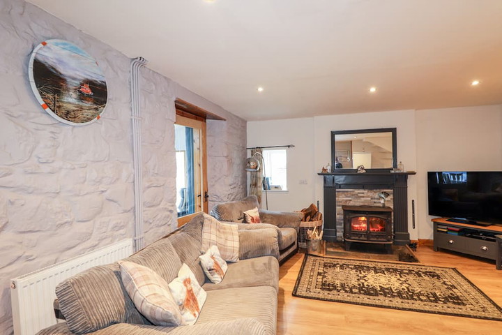 Jubilee Cottage, Pet Friendly, Country Holiday Cottage In Uig - Skye