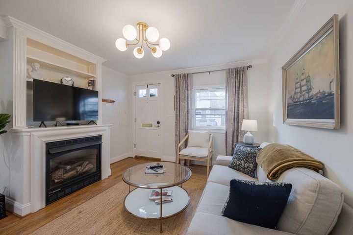Charming 1920s Townhome In Old Town! - Falls Church, VA