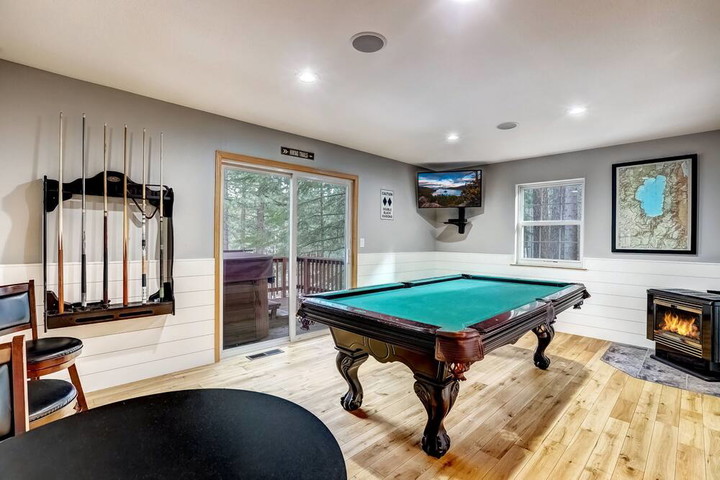 South Lake Tahoe Retreat Near Lake And Beaches With Hot Tub And Game Room - South Lake Tahoe, CA