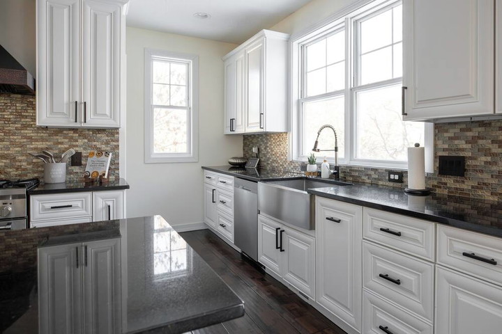 Casa Blanca - Luxury 6br Retreat With Games Room And Lake Views - Maple Grove, MN