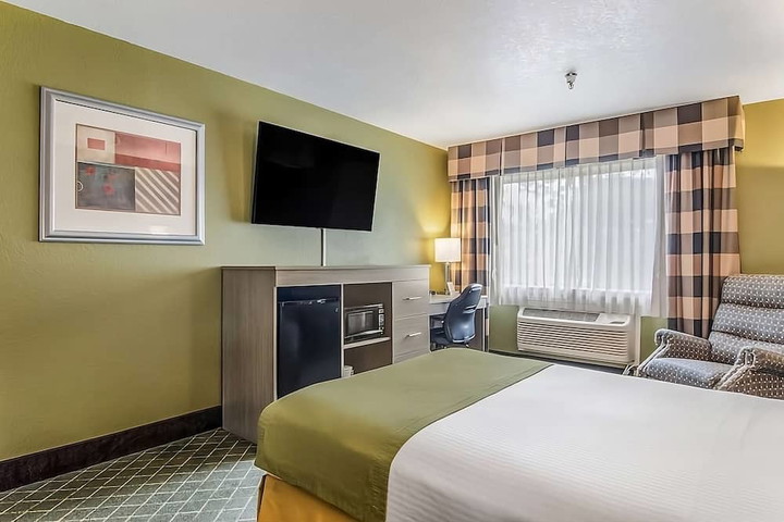 Pets Are Allowed In Guesthouse Poulsbo! With Free Parking Onsite & Breakfast! - Poulsbo, WA