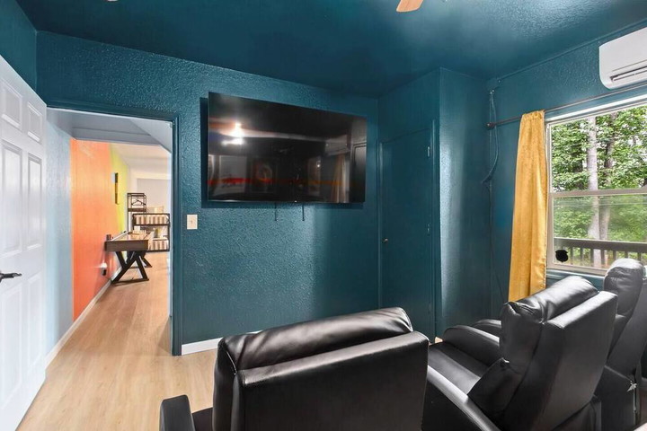 Spacious 4-bedroom Cabin With Theater, Game Room, Fireplaces & Year-round Views - Murphy, NC