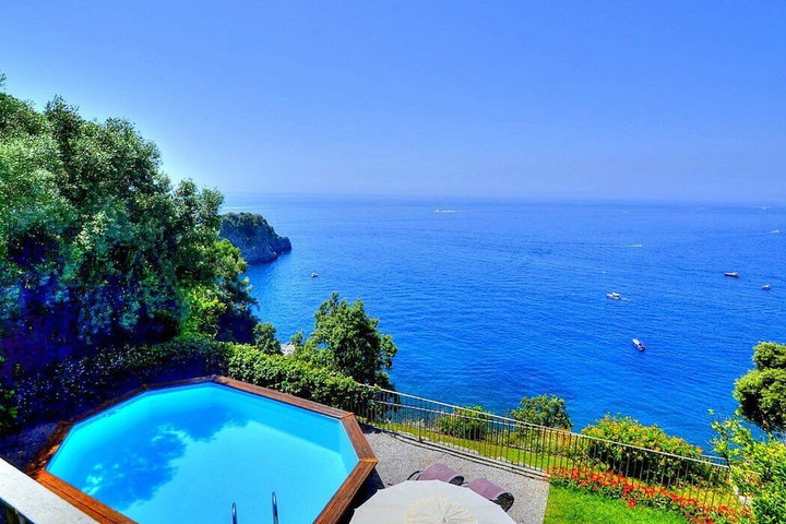 Villa Amaltea: A Bright Three-story Villa Built Sheer Above The Sea, With Free Wi-fi. - Amalfi