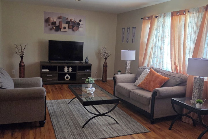 Spacious 3br-2ba Upstairs Unit Near Nyc Train & Bus - Driveway Parking Included - Elizabeth, NJ