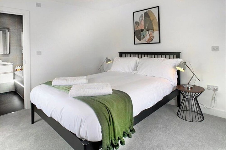 Eton, Windsor - 1 Bedroom Flat - With Parking - Slough