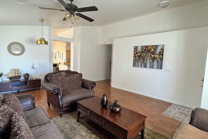 Cozy 4 Bedroom Family Getaway Home. Pet Friendly Home. - Modesto, CA