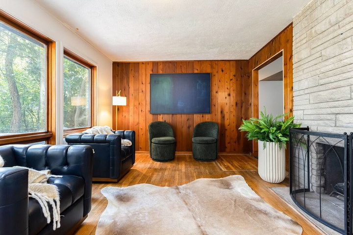 Blue & Gold Haven<>4b 3ba House <1mi To Nd Stadium - South Bend, IN