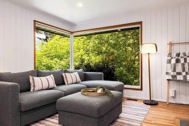 Bright 3br Lake City Retreat Private Deck, Hot Tub & Fireplace - Kirkland, WA