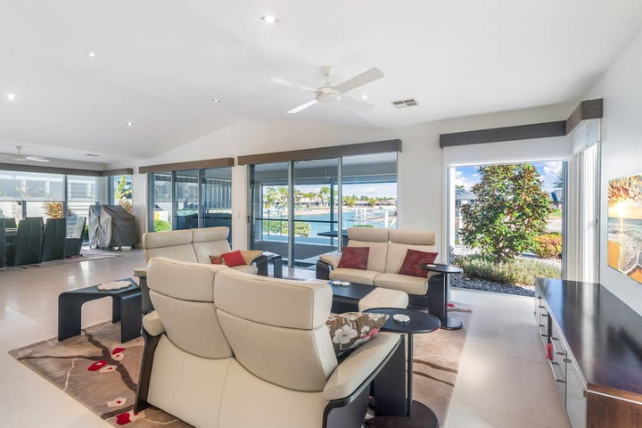 Luxurious 4 Bedroom Waterfront Home Pet Friendly Near Ocean - Mooloolaba