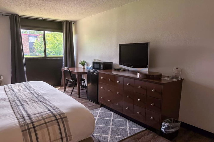 1 King Bed | Mob Acc Ri Shwr Nsmk Micfridg - Greece, NY