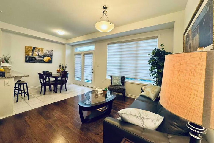 Spacious 4br Oakville Townhome With Free Parking - Oakville