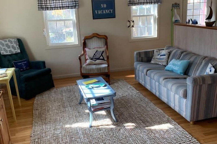 Walk To Restaurants, Shops & Liquor Store! Close To Downtown Chatham! - Chatham, MA