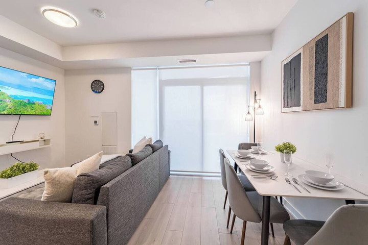 Open Concept Luxury Condo In Central Kw With Sauna - Ontario