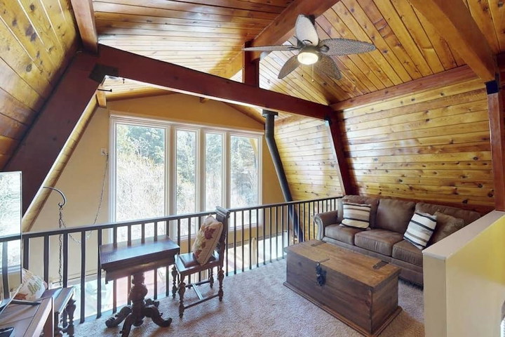 Beautiful Cabin W/private Sauna, Fireplace ,Foosball, - Close To Lake & Hiking - San Bernardino, CA