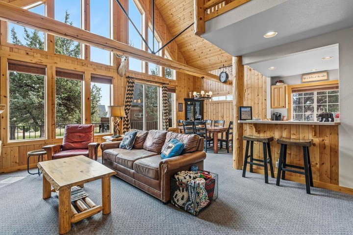 3br Chalet With Hot Tub | Restaurant. Pool - Redmond, OR
