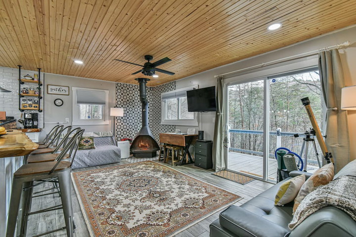 Tranquil Retreat, Deck, Hot Tub, Short Drive Dt Hendersonville, Pet-friendly - Hendersonville, NC