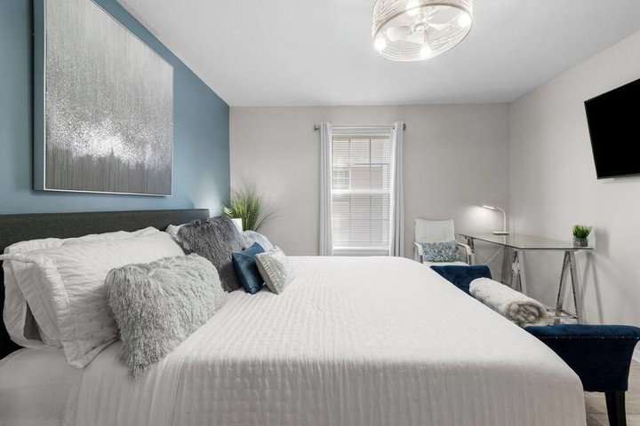 Stylish 2br Condo, King Bed Ensuite In Master Br,near Hwys, Fast Wifi,fifa Ready - Smithville, MO