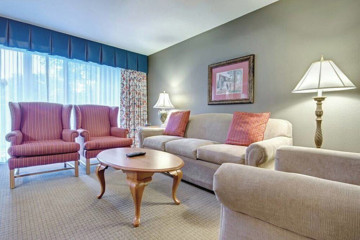 Wyndham Kingsgate | Four 2br Suites Sleeps 24! - Williamsburg, VA
