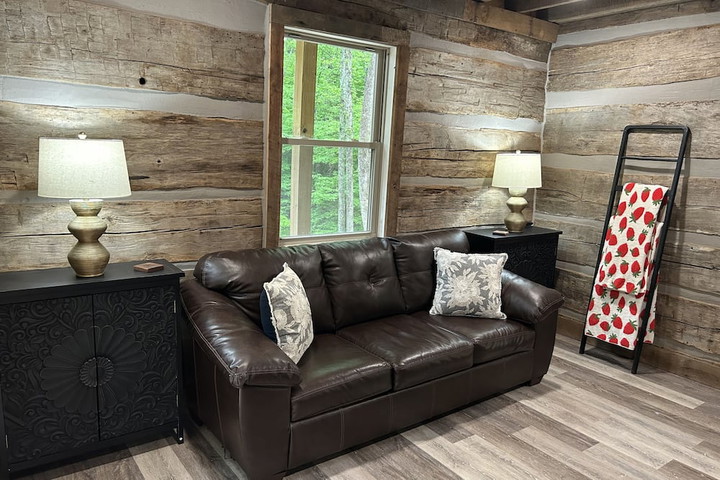 Cozy Love Shack: Rustic Log Cabin, Outdoor Living Room/treehouse, & Fireplaces - Cookeville, TN