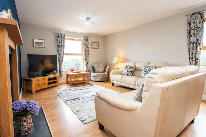 Carreg Wen, Pet Friendly, With Open Fire In Harlech - Harlech