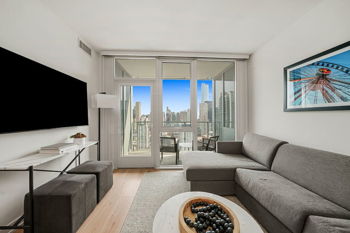 Chic River North Retreat: Luxe Suites, Stunning Views, Steps From Chicago Life! - Chicago Union Station