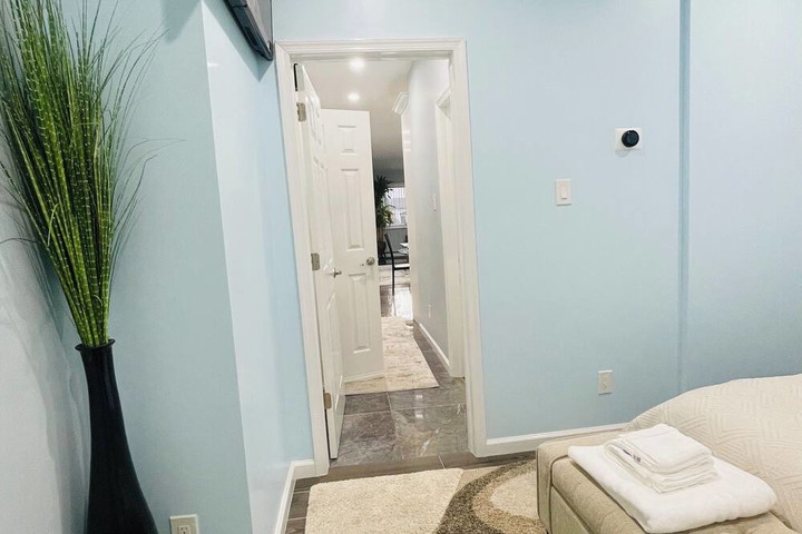 Your Dyker Heights - Escape Quiet & Beautiful Stay In Brooklyn - Brooklyn, NY