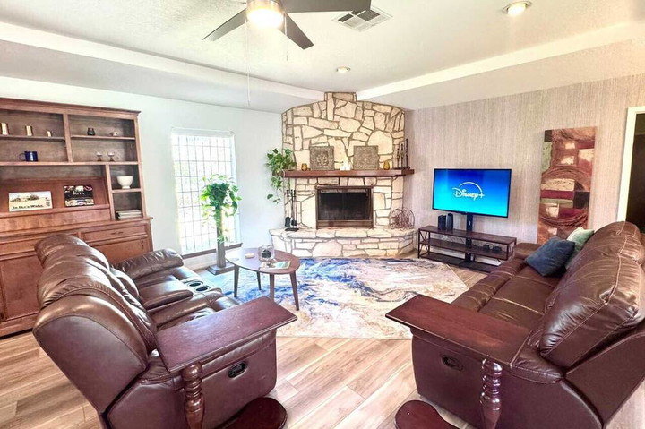 Lovely Retro 2br 2.5ba In Quiet Neighborhood - Beaumont, TX