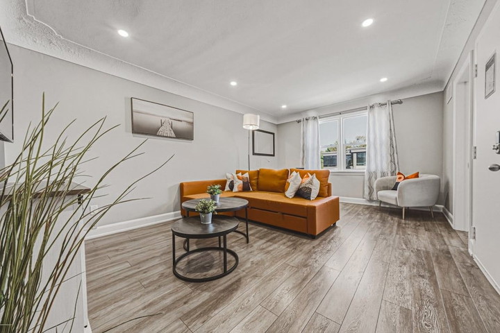 Walk To Dt, 2 Bdrm, Spacious, Free Parking | Iob2 - Burlington