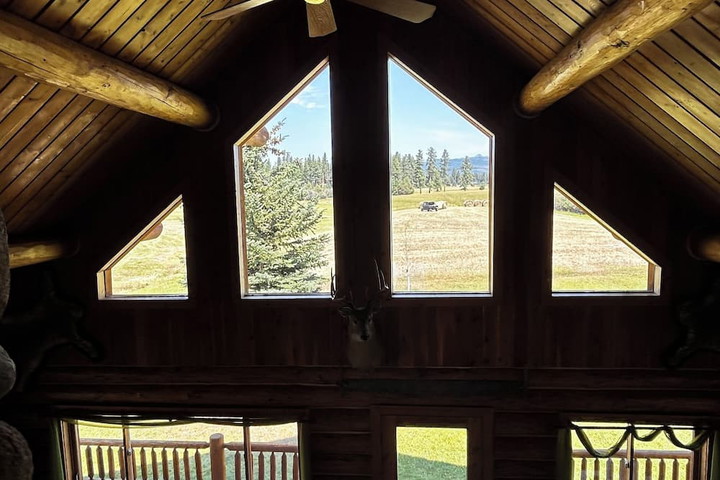 Amazing Mountain Views, Daily Wildlife Show And A Cozy Log House For Serenity. - Seeley Lake, MT