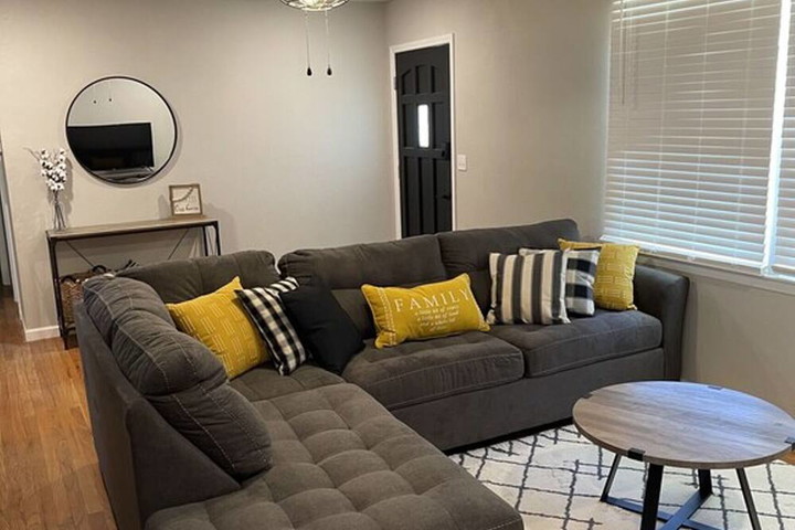 Spacious 4-bedroom Modern Farmhouse Ideal Family Getaway & Gatherings - Rolla, MO