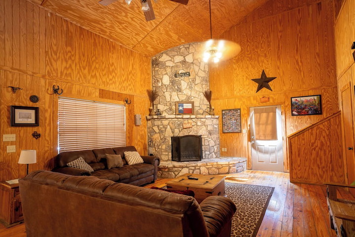 Spacious Home With A Great View! - Concan, TX