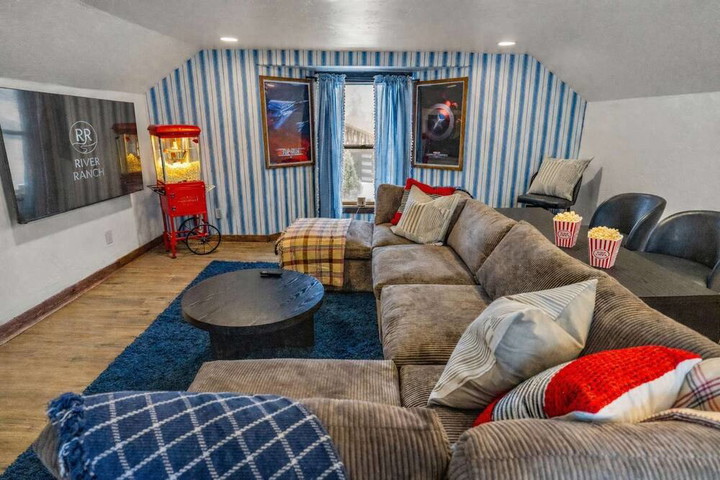 River's Ranch - Riverfront With Hot Tub & Theater - Kalispell, MT