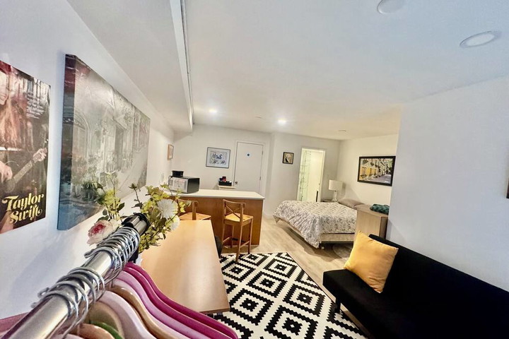 Private Guest Room With Separate Washroom And Entrance - Horseshoe Bay