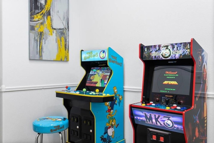 4br Pool, Spa & Retro Arcade Polished Vegas Stay - North Las Vegas, NV
