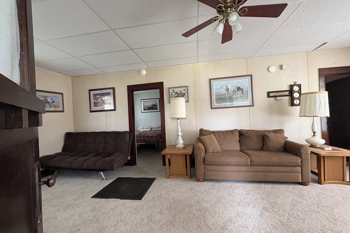Broadway Retreat. It Has Old Fashion Charm. Within 5 Minute Walk Of Everything. - Thermopolis, WY