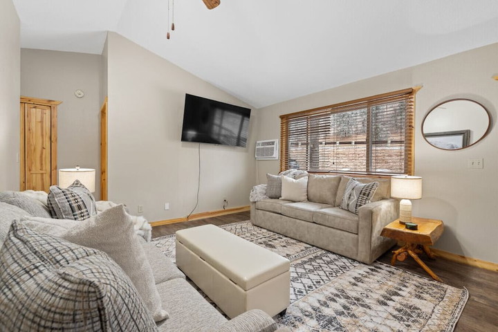 Meadowbrook Cabin Retreat: Hot Tub Escape - Keystone, SD
