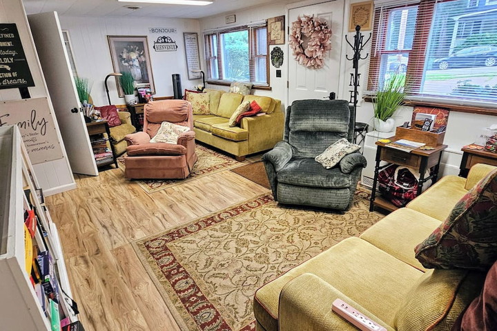 Newly Updated Cozy Home ~ Located Downtown, Uvm, Hospital Includes 8 Bikes! - Colchester, VT