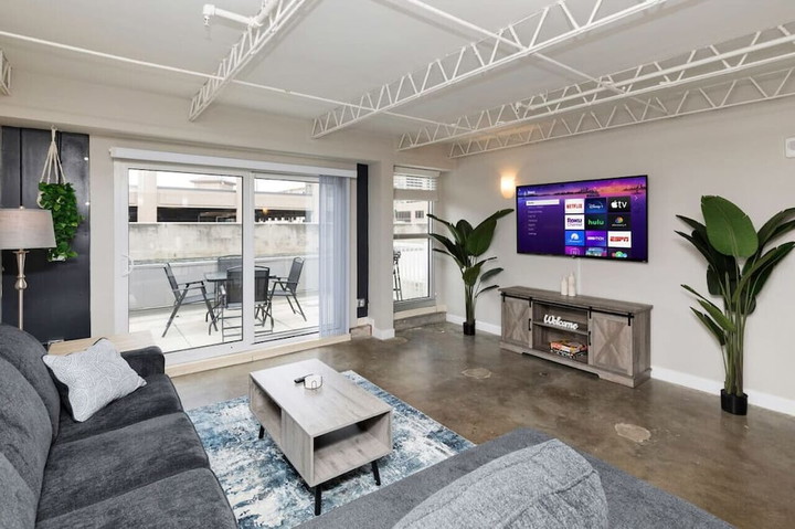 Downtown Des Moines Gem: 2br/2ba + Balcony & Grill - Des Moines, IA