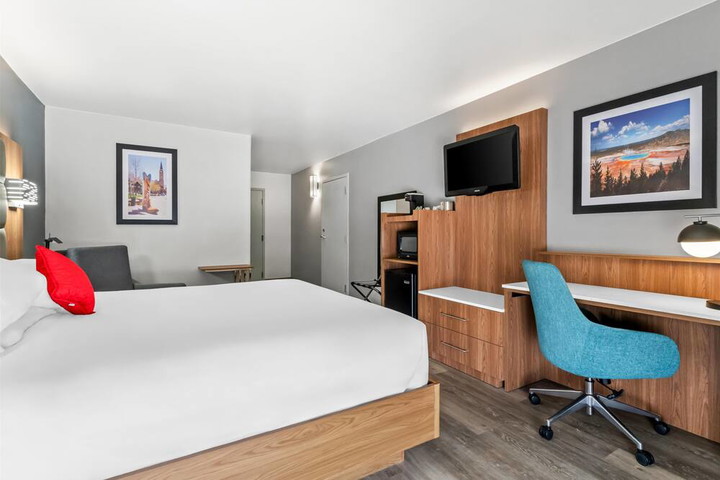Stylish Stay | Deluxe Queen Near Cheyenne Street Railway Trolley Tours - Cheyenne, WY