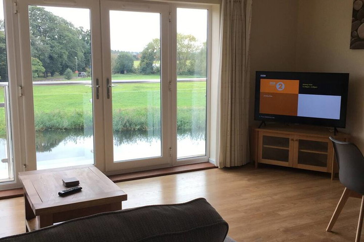 Little Paxton Riverside Kingfisher 2-bed Penthouse - St Neots