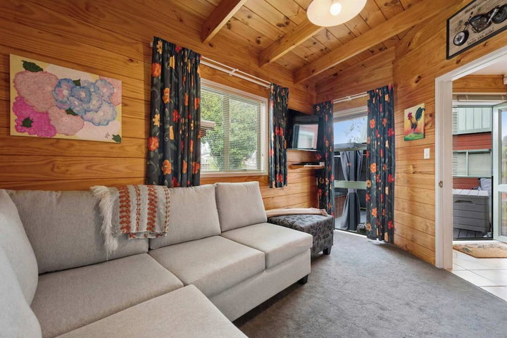 Cedar View - Spa Pool, Near Skyline, Sleeps 4 - Rotorua