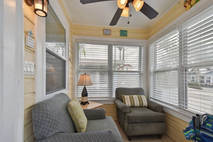 Clearwater Beach Cottage Sleeps 12! Steps To The Beach, Beach Gear Included! - Dunedin, FL