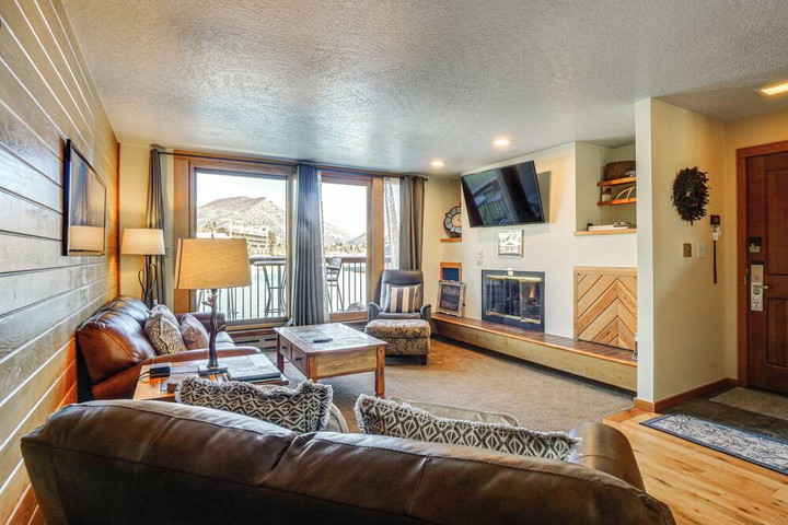 Continental Divide Views: Lakefront Keystone Condo - Keystone, CO
