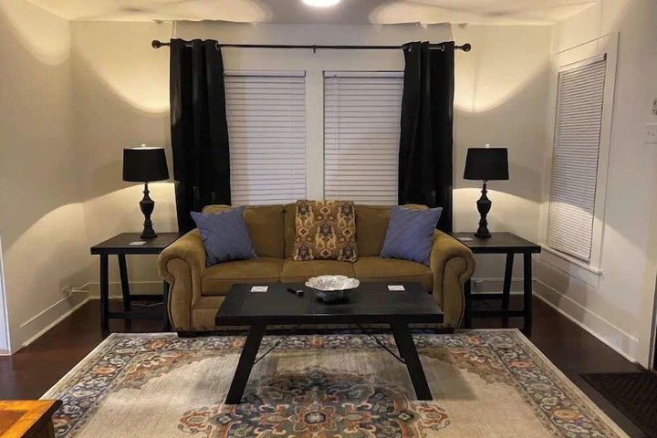 Tyler's Texas Rose, A Beautiful 2br/1ba House With Back Yard - 타일러