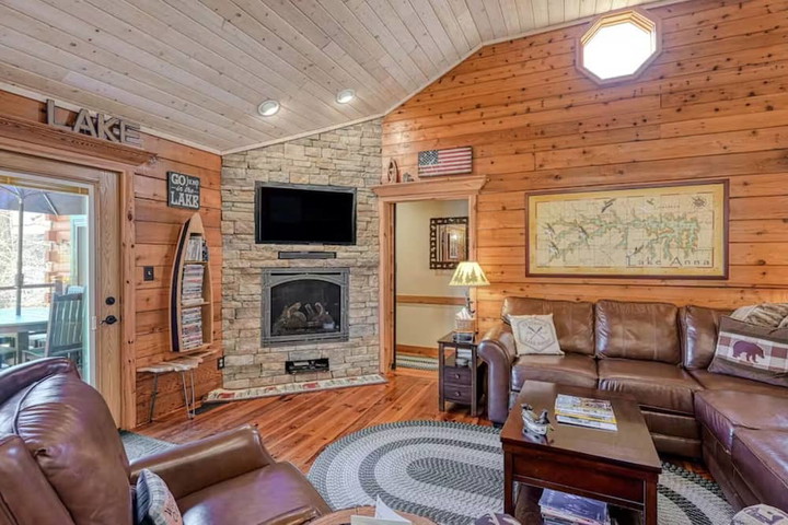 Cozy Bear Cabin Provides Lakeside Living, Boathouse Bar And Yes....pickle Ball. - Lake Anna, VA
