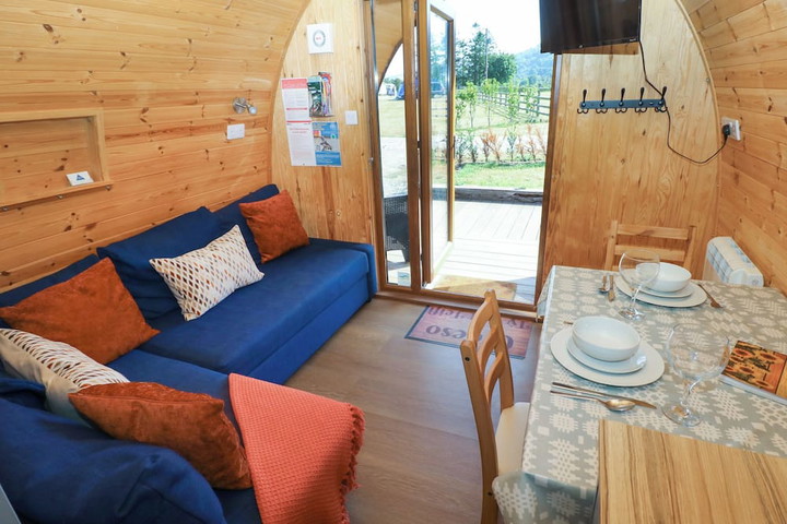 Ty Twt Teifi, Romantic, With Hot Tub In Llanddewi-brefi - 웨일즈