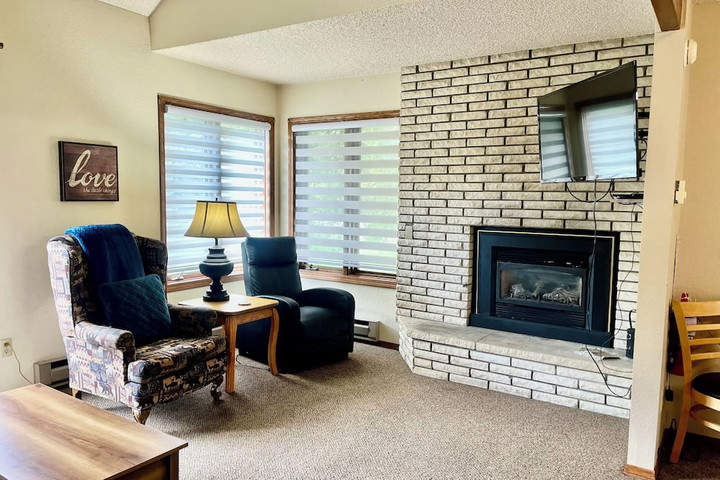 Cozy 2 Bed, 2 Bath Condo On Golf Course With Hot Tub, Sauna & Pool! - Montana