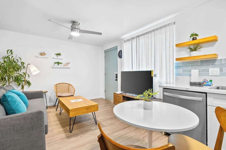 Delightful One Bedroom Honolulu Sanctuary Renovated W/ Aircon - Honolulu, HI