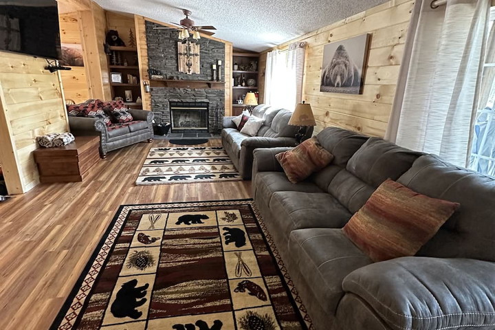 The Smoky Mountains Are Open For Business. Recently Remodeled On Inside. - Gatlinburg, TN
