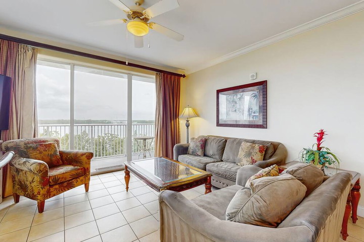 Classy Lakefront Condo, W/ Shared Pool, Hot Tub, & Fitness Center - Near Disney - Lake Buena Vista, FL